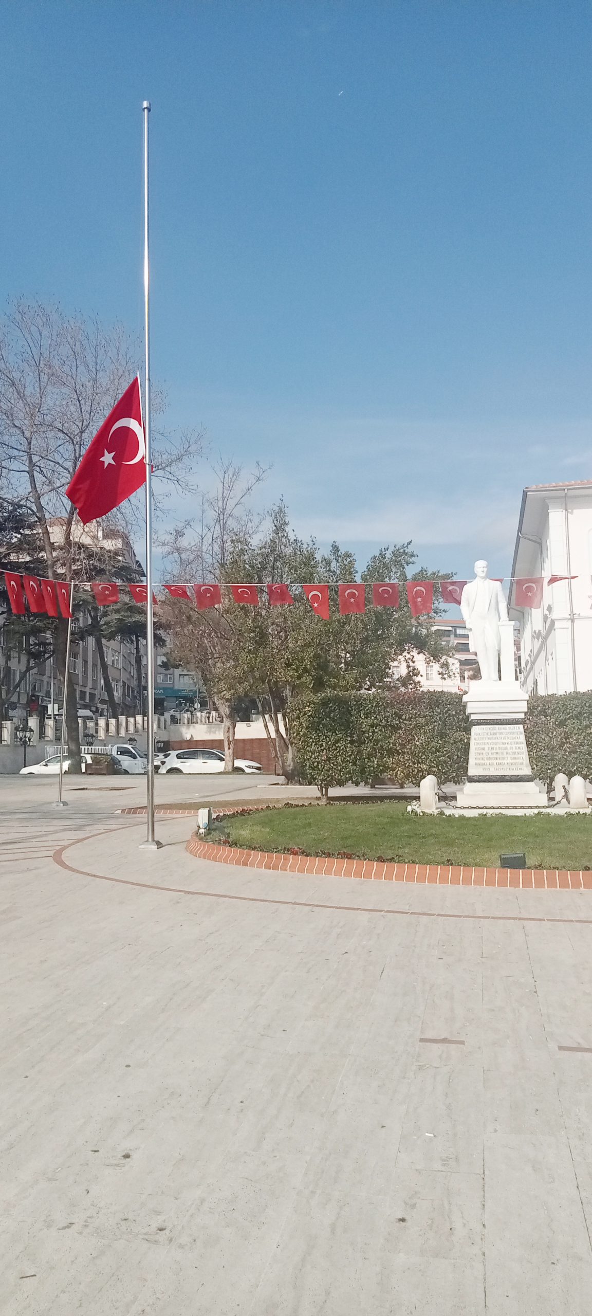 BAYRAKLAR YARIYA İNDİRİLDİ – – Tekirdağ Habertrak Gazetesi